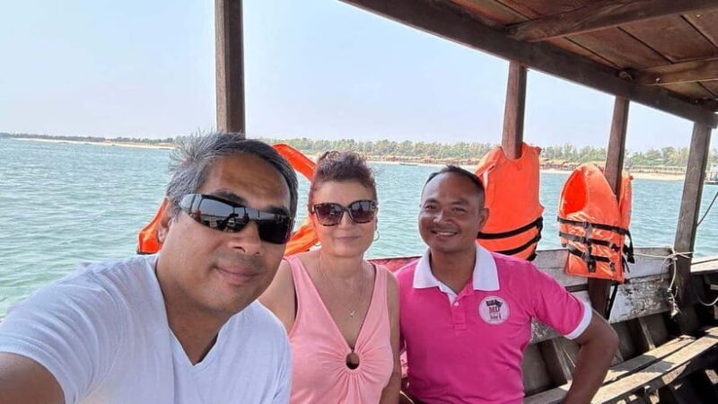 Phnom Penh: Street Art and Food Tour with Pickup and Beer