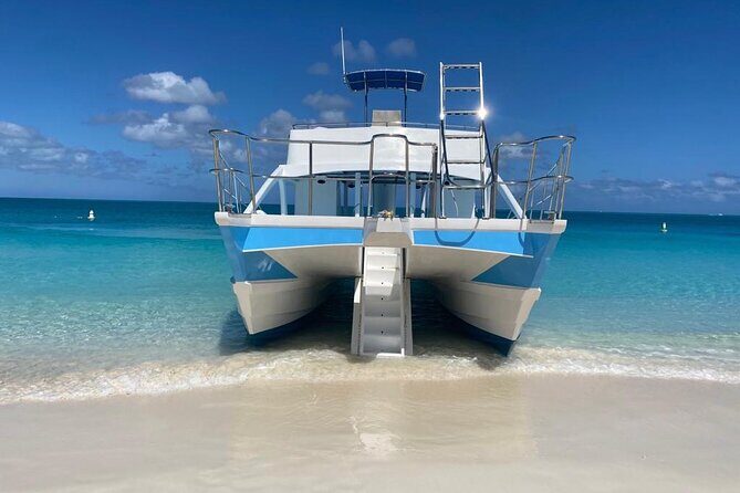 Private 7-Hour Catamaran Tour in Turks and Caicos